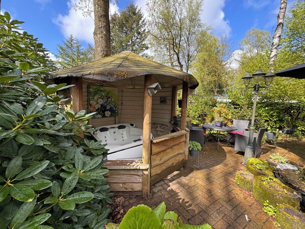 Big Deluxe Chalet With Private Jacuzzi, Swimming Pool On Park. - Arnhem