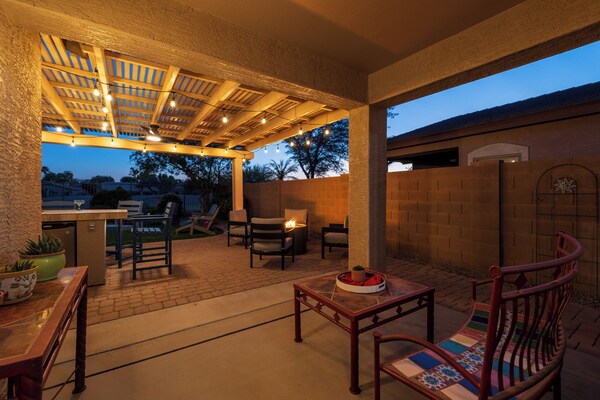 Las Polinas Golf Course!  Putting Green, Hot Tub, Outdoor Kitchen & Tv! - San Tan Valley, AZ