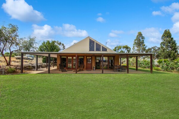 Little Bunda Cottage - Charming Mudbrick Stay - Wagga Wagga