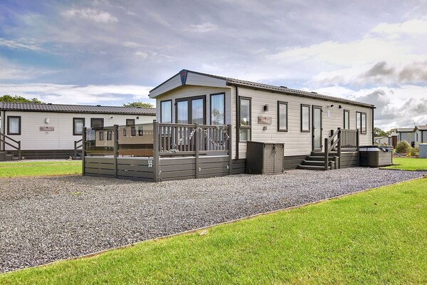 Lodge No 55 | Hot Tub | Stewart's Resort Cameron - Saint Andrews