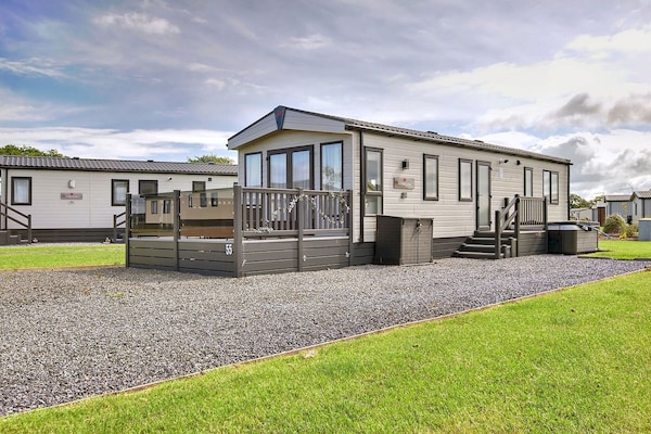 Lodge No 55 | Hot Tub | Stewart's Resort Cameron - Fife