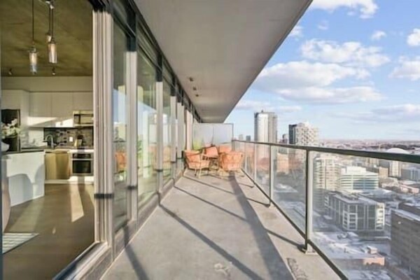 Downtown Views | Gym | Ug Park | Interior Designed - Calgary