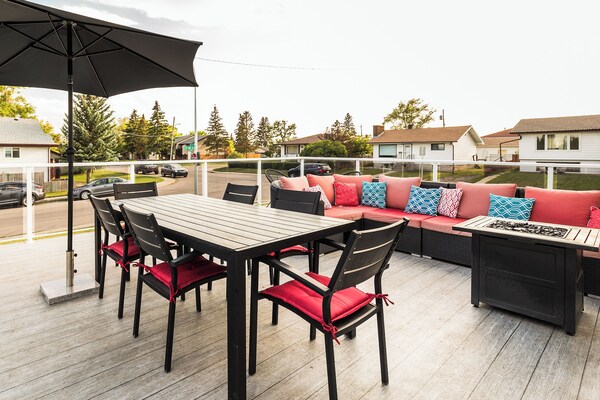Renovated 3-bed  Near Stampede, Zoo & Airport  Perfect Location & Comfort! - Calgary