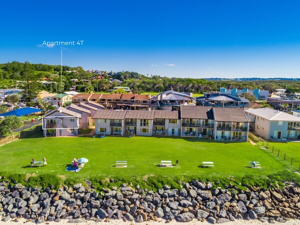 Absolute Beachfront Apartment 4t - Lennox Head