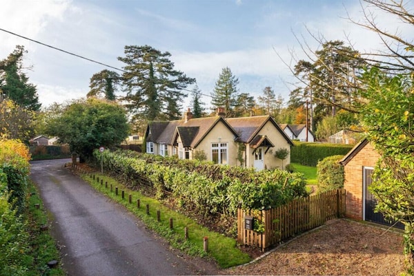 Badgemore Cottage - Pet Friendly, Sleeps 8 - Henley-on-Thames