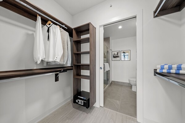 Luxury West Loop Rentals: Modern Suites W/ City Views & Resort Amenities - Chicago, IL