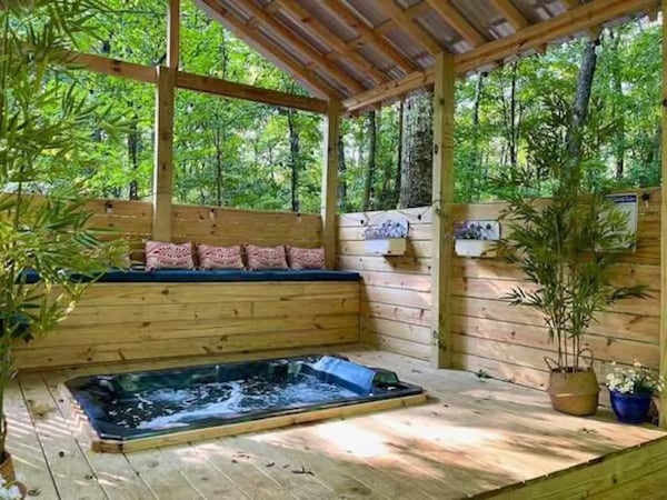 Falcon Lodge - Hot Tub, Fire Pit, & Games! - Mentone, AL