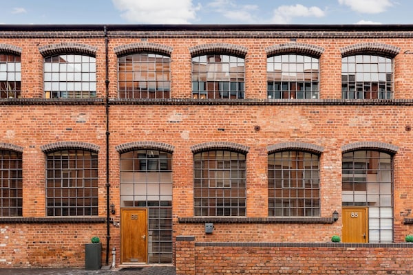 Charming, Modern And Spacious 4bed Townhome With Wifi In Jq With Secure Parking - Birmingham