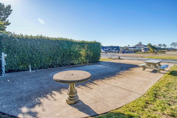 Dog Friendly, Available With 50amp, 30amp, Water And Sewer Hook Up's, Wifi - Newport, OR