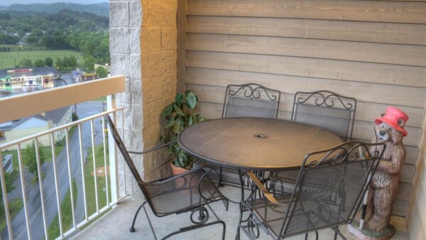 Top-floor: Cozy 1-br With Recliner, Elevator Access, And Stunning City Views - Gatlinburg, TN
