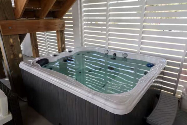 Private Hot Tub!  Walk To Beach!  Lots Of Parking! - Pass Christian, MS