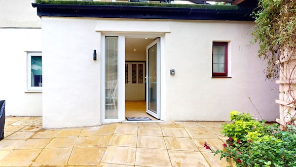 Dolphin House - Three Bedroom Cottage, Sleeps 7 - 란디드노