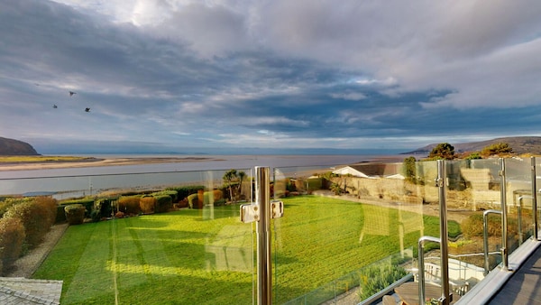 Waters Edge - Three Bedroom Cottage, Sleeps 6 - Llandudno