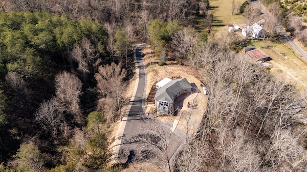Nestled In A Secluded Woods, This Charming Cottage Is A Peaceful Retreat. - Pigeon Forge, TN