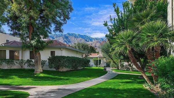 Quiet Beautiful Condo In Central Palm Springs. - Palm Springs, CA