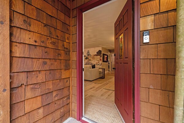 Charming English Cottage Retreat Near Fay Bainbridge Park  Sleeps 6 - Bainbridge Island, WA