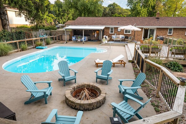 Pool Vibes Retreat | Hot Tub | Poker | Fire Pit - Stevensville, MI