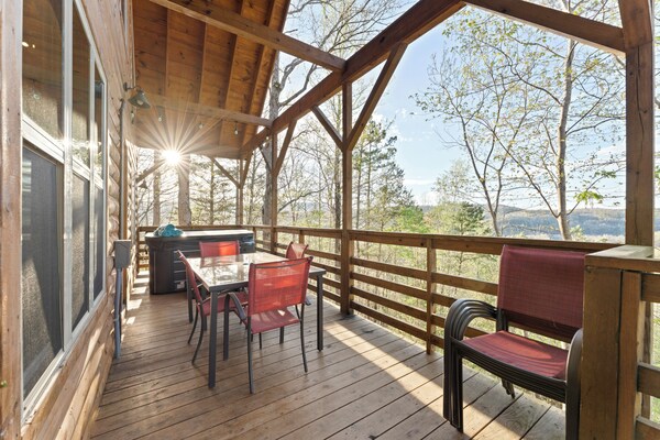 Mnt. View Cabin Near River W/ Hot Tub + Fire Pit - Jasper, AR