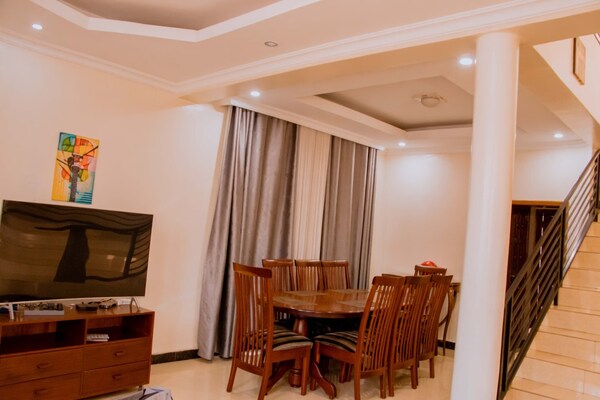 "Your Perfect Home Away From Home Awaits  Book Now!" - キガリ