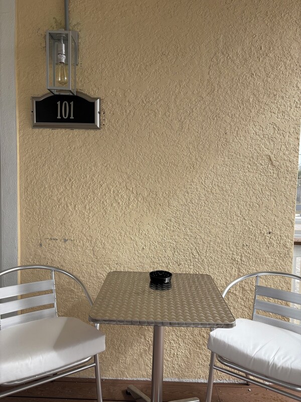 Flamingo Inn - Premiere King Efficiency #101 - Bonita Springs, FL