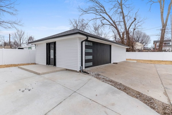 Stop | Look | June Sale | Game Rm 1blk To Family Arena .5 Acres - Chesterfield, MO