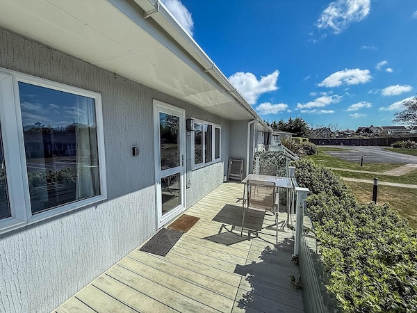 Charming Chalet On A Fantastic Holiday Park In Lowestoft Ref 12077b - Lowestoft