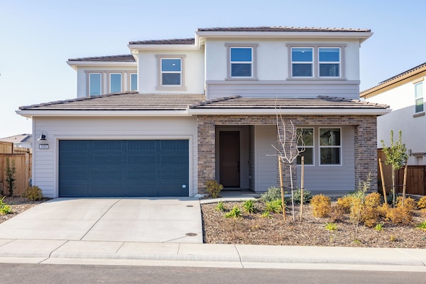 Modern Charming 4br Home: Family Friendly, Office Space, Fast Wifi, Free Parking - El Dorado Hills, CA