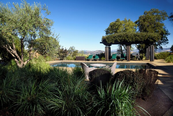 Luxury 3-bedroom Estate Surrounded By A 20-acre Vineyard And 30-mile Views. - Cloverdale, CA