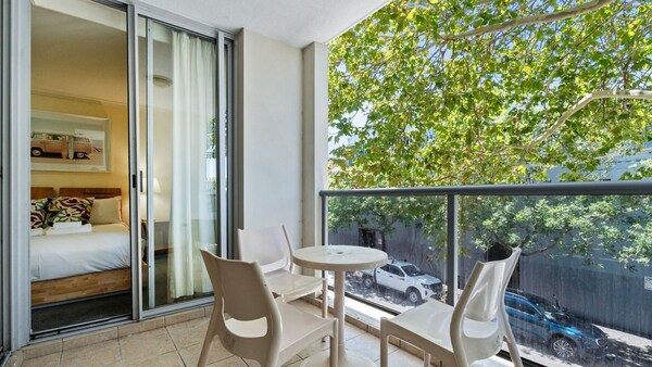 Modern 1-bed Apartment With Pool, Gym & Parking - Kensington