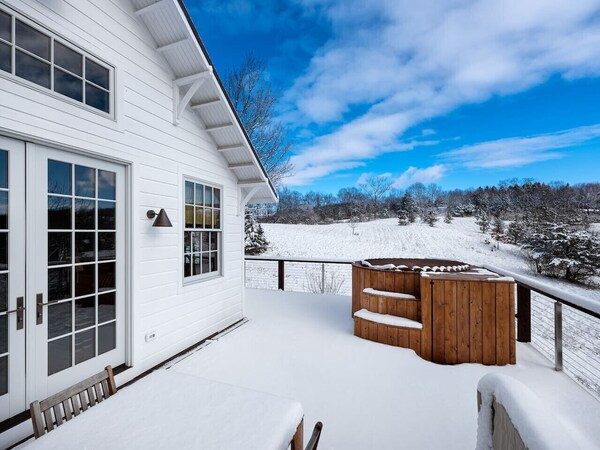 Post & Beam  Stunningly Designed Luxury Home W/ Pool & Hot Tub - ニューヨーク州