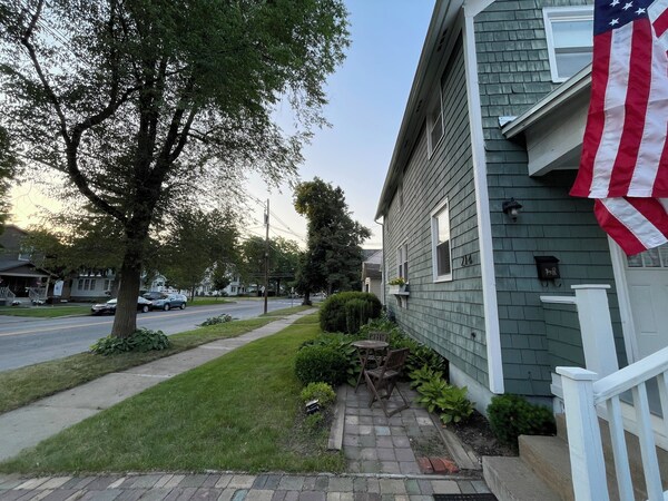 Charming 2-bedroom House Just Steps To Racetrack - Saratoga, NY