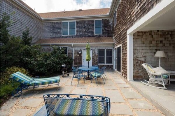 Sweet Virginia Seas- Spacious 4-bedroom House- 2 Minute Walk To Beach - Virginia Beach, VA