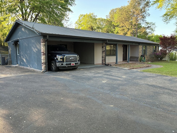 Spacious 4-br, 3 Ba House In Charming Oxford. Less Than 3 Miles To Square & Om. - Oxford