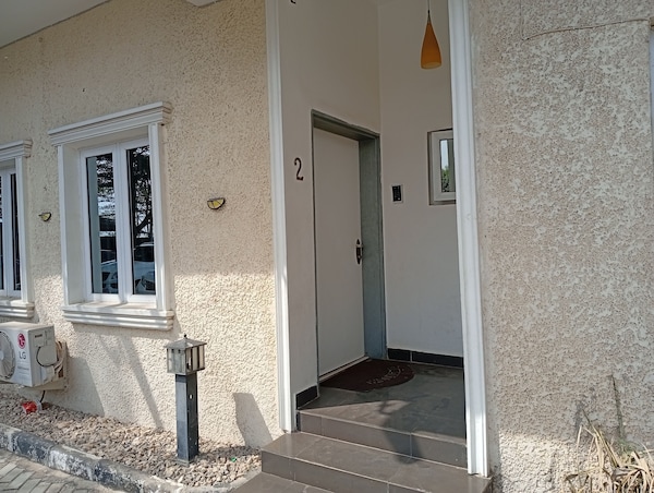 Luxurious 3-bedroom House In Guzape With Wifi, Ac - Abuja