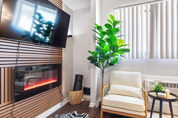 New Tampa Getaway/fireplace/pool/gym/cozy Stay - Temple Terrace, FL