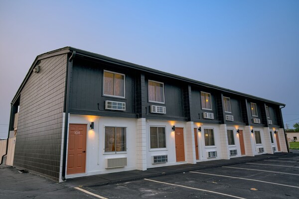 5 Min. To Lincoln's Top Attractions. 2 Queens, Wifi, Kitchenette & Outdoor Space - Nebraska