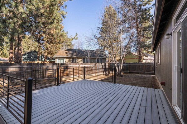 Fantastic Single Level Family Retreat, Fenced Yard, Huge Deck W/ Seating, 5 Minutes To Downtown Bend - Bend, OR