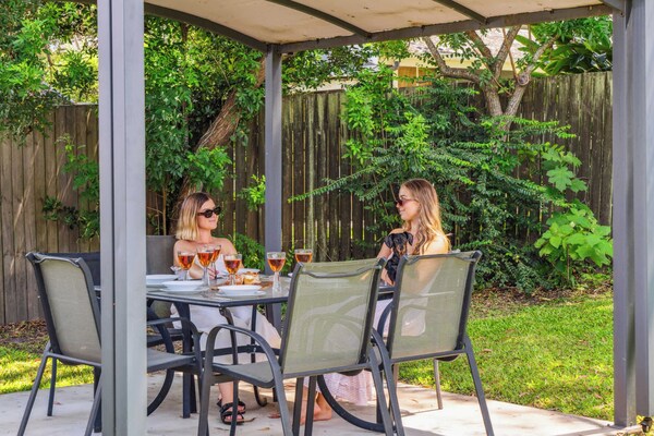 Tides & Tails Abode - Coolum Beach Pet Friendly Home - Marcoola
