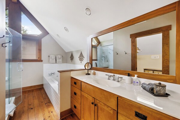 Hot Tub & Pet-friendly Cabin In Cheshire Village - Black Mountain, NC