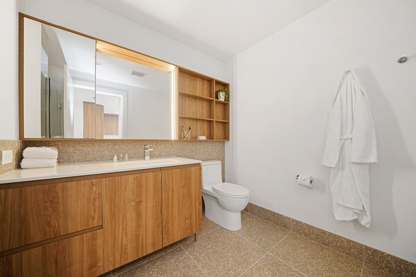 Chic Stay In River North: Luxury Suites, Top Amenities, Near Arts & Nightlife! - Oak Park, IL