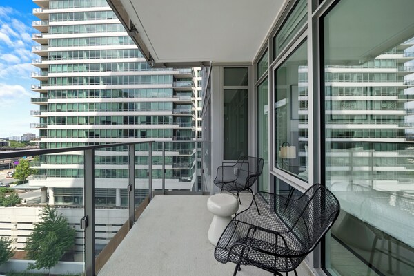 Luxury Suites In Chicago's West Loop  Steps From Dining, Shopping & Attractions - Chicago, IL