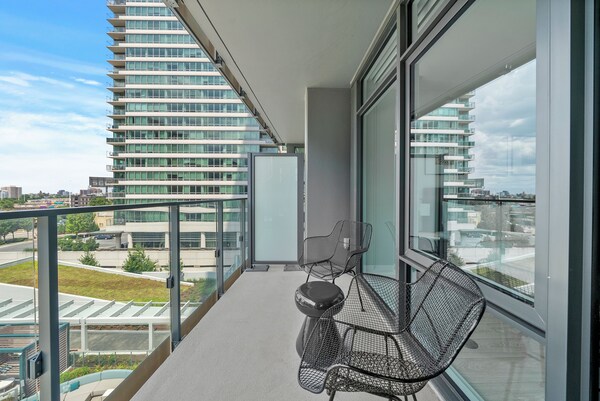 Luxury West Loop Stay: Modern Suites W/ Balcony, Resort Amenities & City Views - Chicago, IL