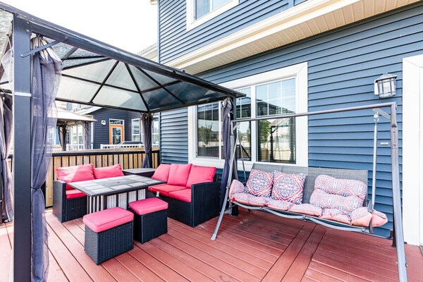 Group Getaway W/yard | Sleeps 13 | Near Yeg Airpt! - Beaumont