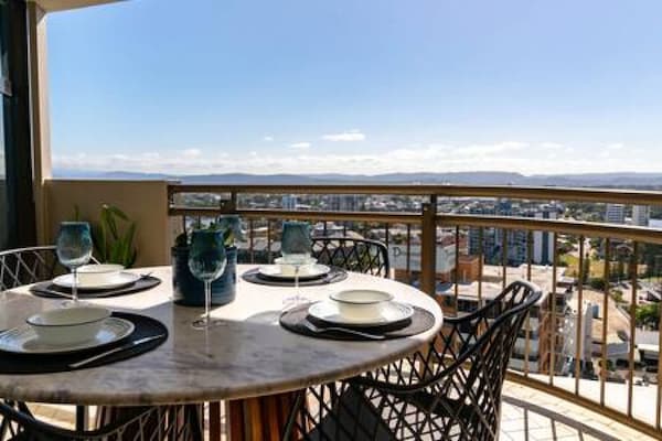 Central Chic Coastal Apartment - Surfers Paradise