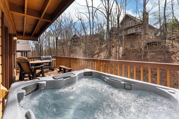 Cabin Stay For 16 Close To Pkwy W/deck & Hot Tub! - Pigeon Forge, TN