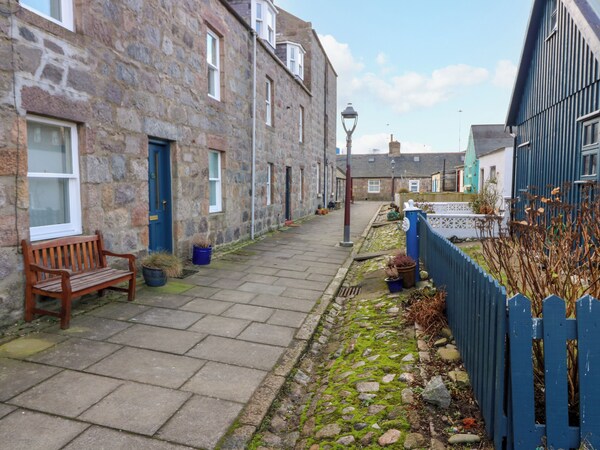 Footdee Cottage, Family Friendly, With A Garden In Aberdeen - Aberdeen