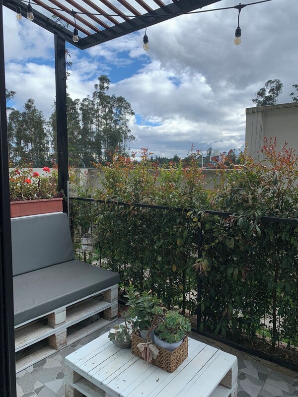 Modern 2-bedroom Apartment, Remote Work Ready, Urban Comfort & Natural Peace - Quito