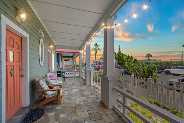 Trish's Stor Mara | Pet-friendly, Beachfront - Texas City, TX