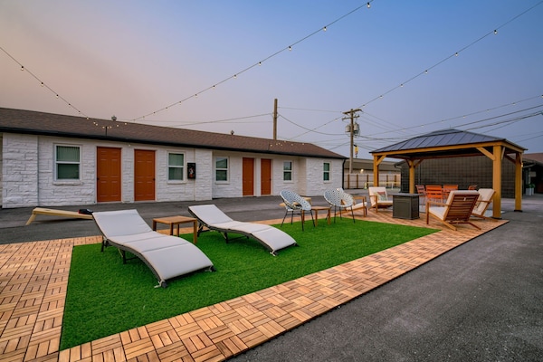 5 Min. To Lincoln's Top Attractions. 2 Queens, Wifi, Kitchenette & Outdoor Space - Nebraska