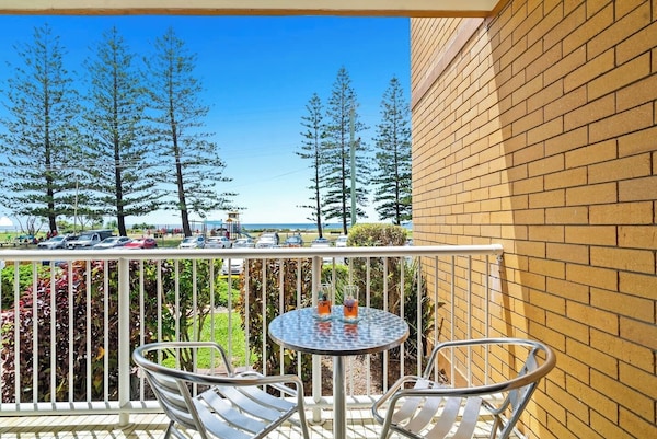 Mermaid Beachfront Retreat Moments From Top Dining - Gold Coast